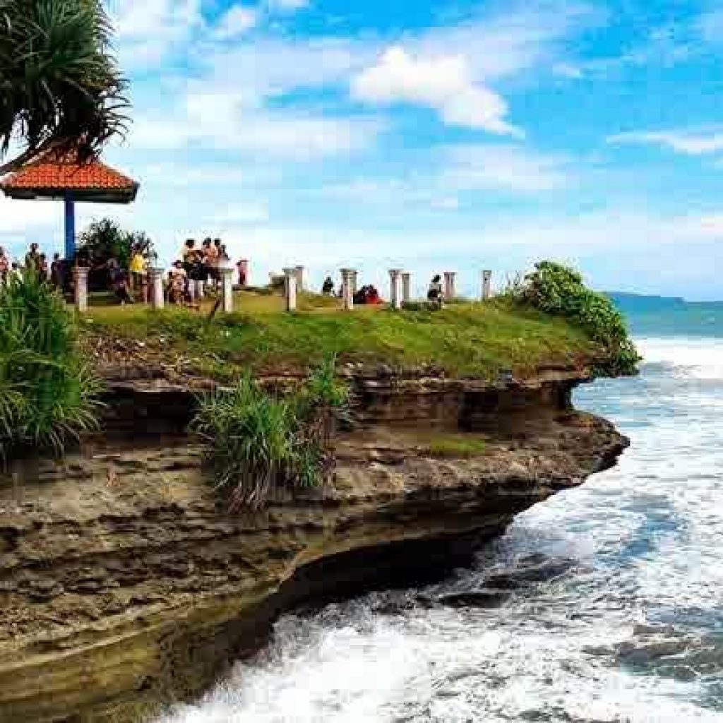 Menyusuri keindahan Pantai Batu Hiu bersama Pangandaran Travel ...
